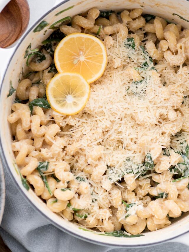 Meatless One Pot Lemon Ricotta Pasta for Dinner - Sweetly Splendid