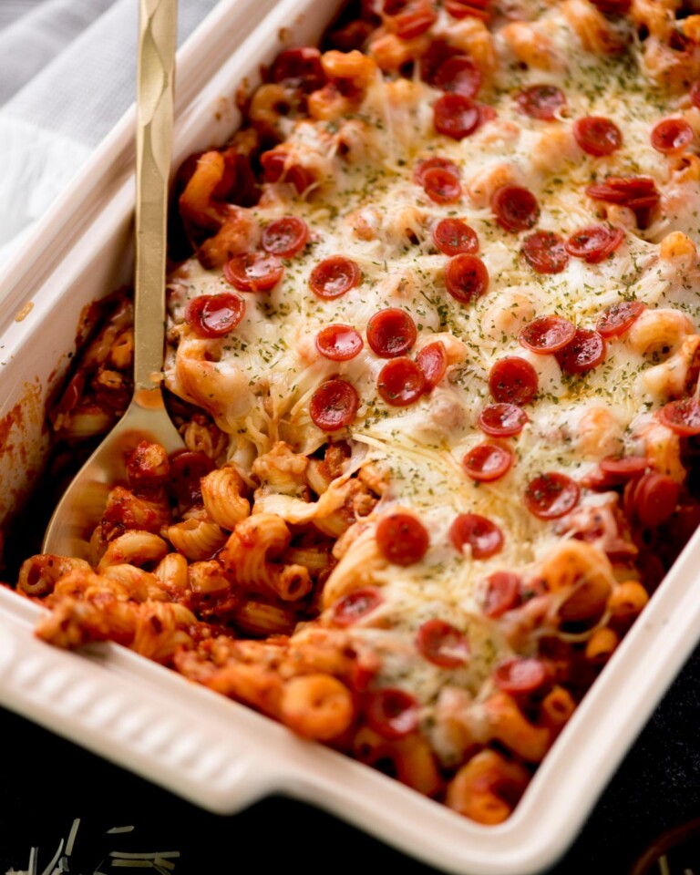 Easy Pizza Pasta Bake - Sweetly Splendid