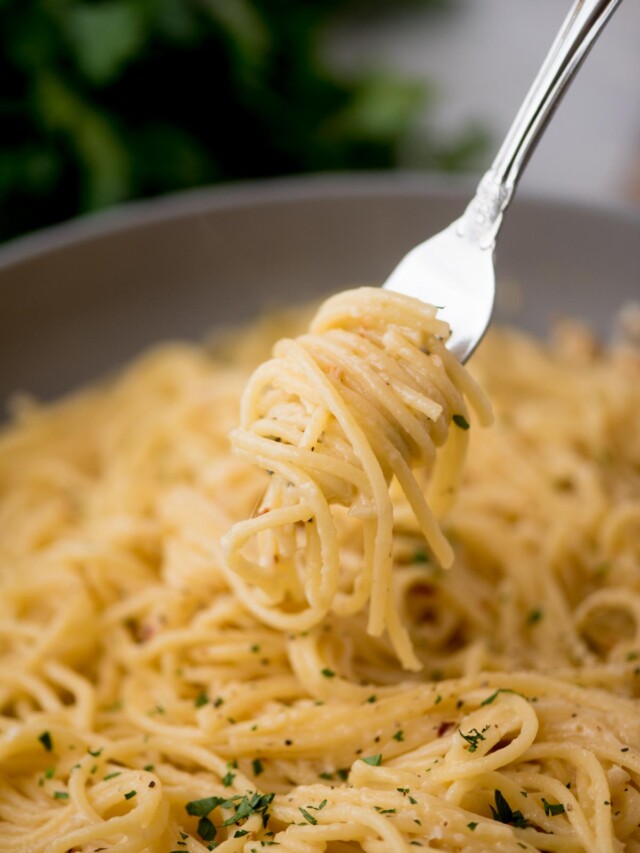 Lemon Garlic Pasta - Quick & Easy Weeknight Recipe - Sweetly Splendid